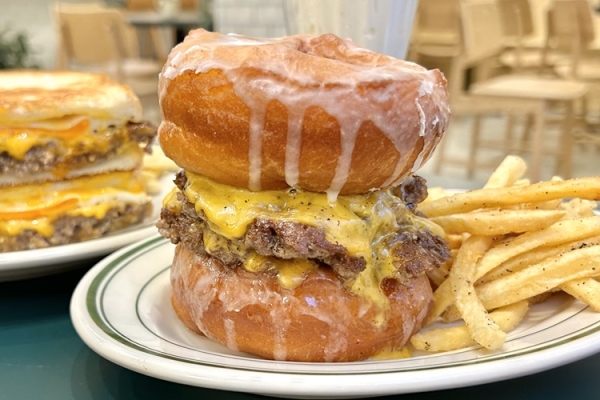 大須にオープン『ファットマンズミザリー』のドーナツで挟むルーサーバーガーが罪深い。 ｜ 名古屋情報通